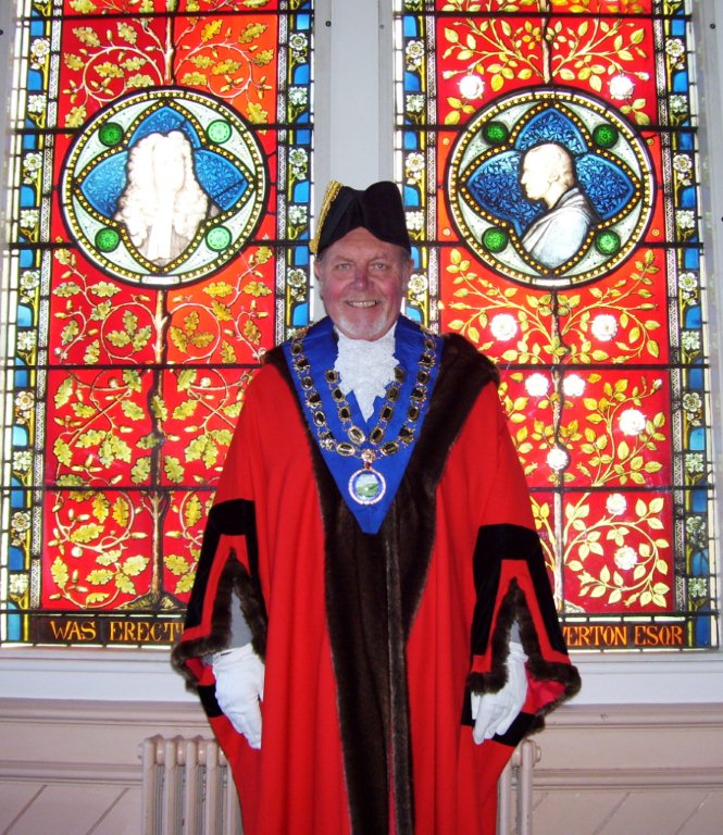Council buys first mayoral robes | White Horse News